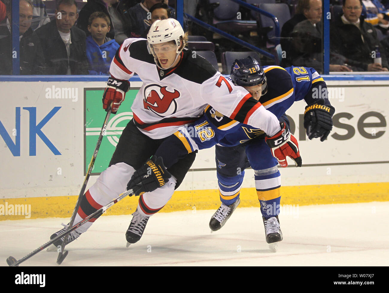 New Jersey Devils Jon Merrill nutzt seinen Arm St. Louis Blues Jori ...