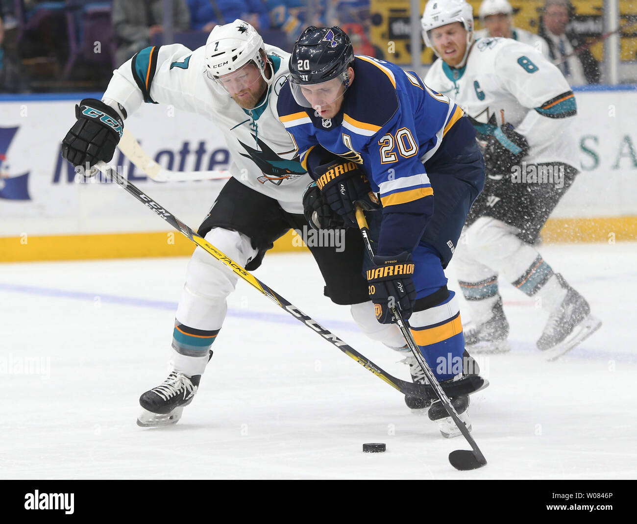 San Jose Sharks Paul Martin hält St. Louis Blues Alexander Steen von ...