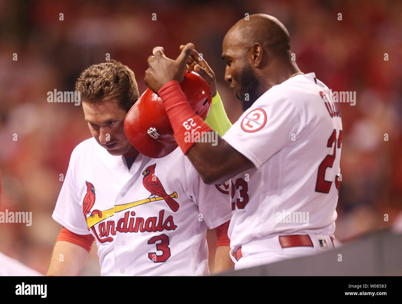 St. Louis Cardinals Jedd Gyorko hat seinen Helm entfernt von Marcell ...