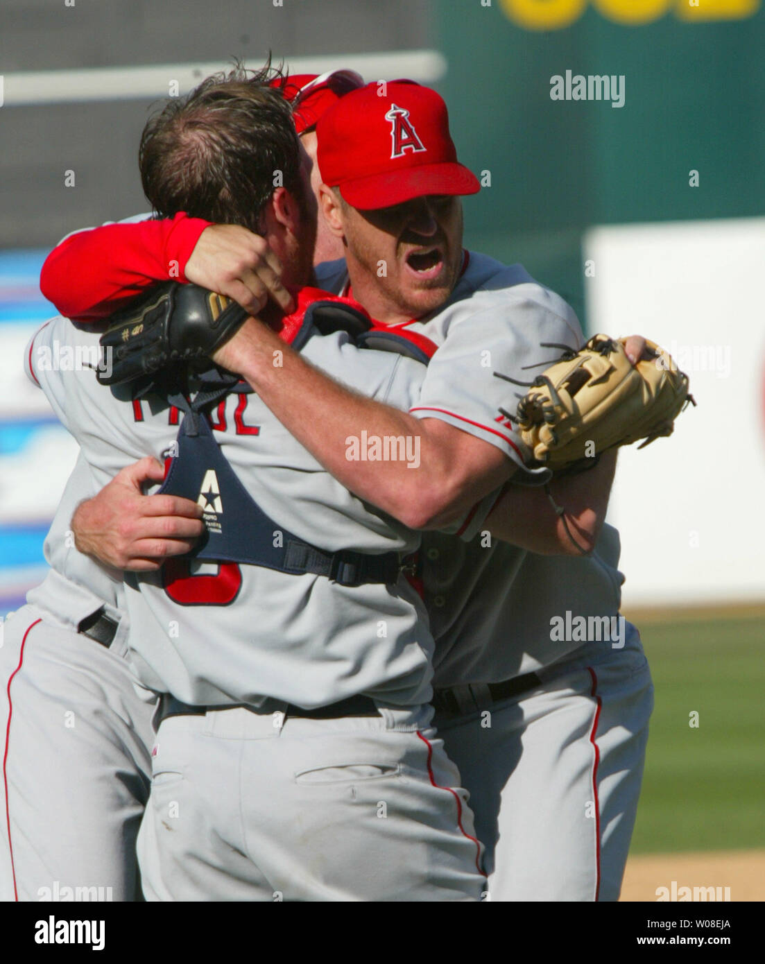 Anaheim Angels Krug Troy Percival feiert mit Catcher Josh Paul nach ...