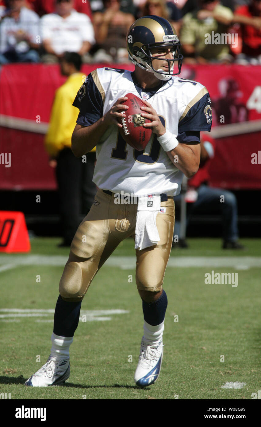 St. Louis Rams QB Marc Bulger (10) sieht für einen Empfänger gegen die ...