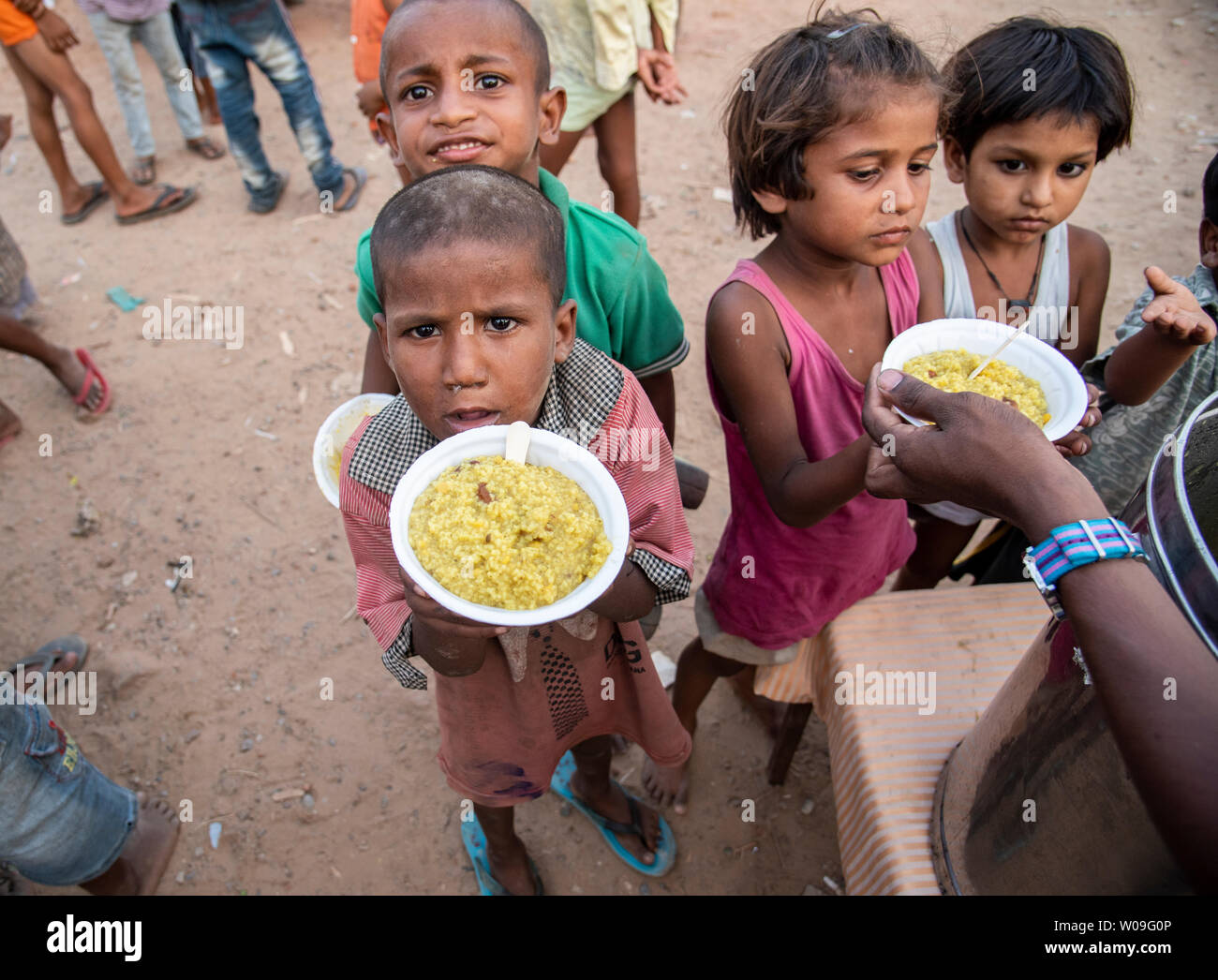 Arme kinder -Fotos und -Bildmaterial in hoher Auflösung – Alamy