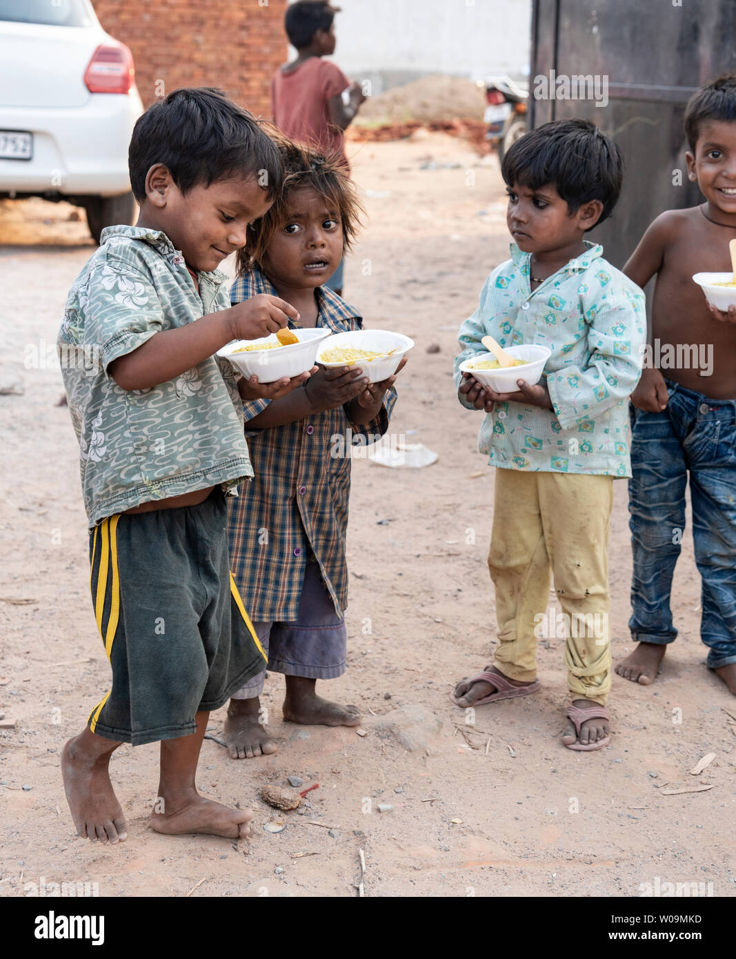 Verhungernde kinder in indien -Fotos und -Bildmaterial in hoher ...