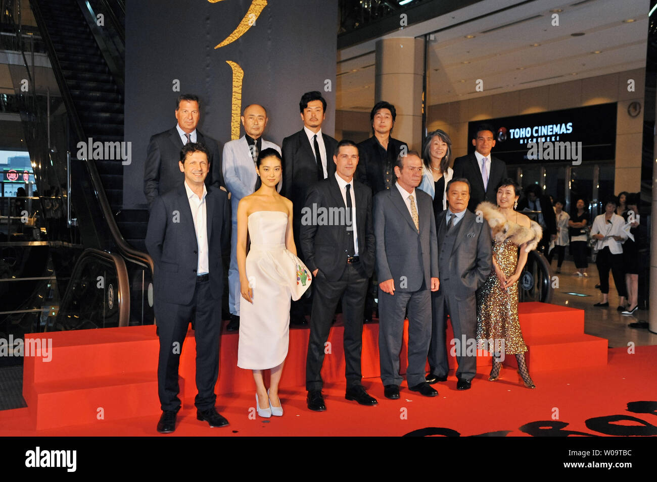 (Vorne, L-R) Produzent Gary Foster, japanischer Schauspieler Masato Ibu ...