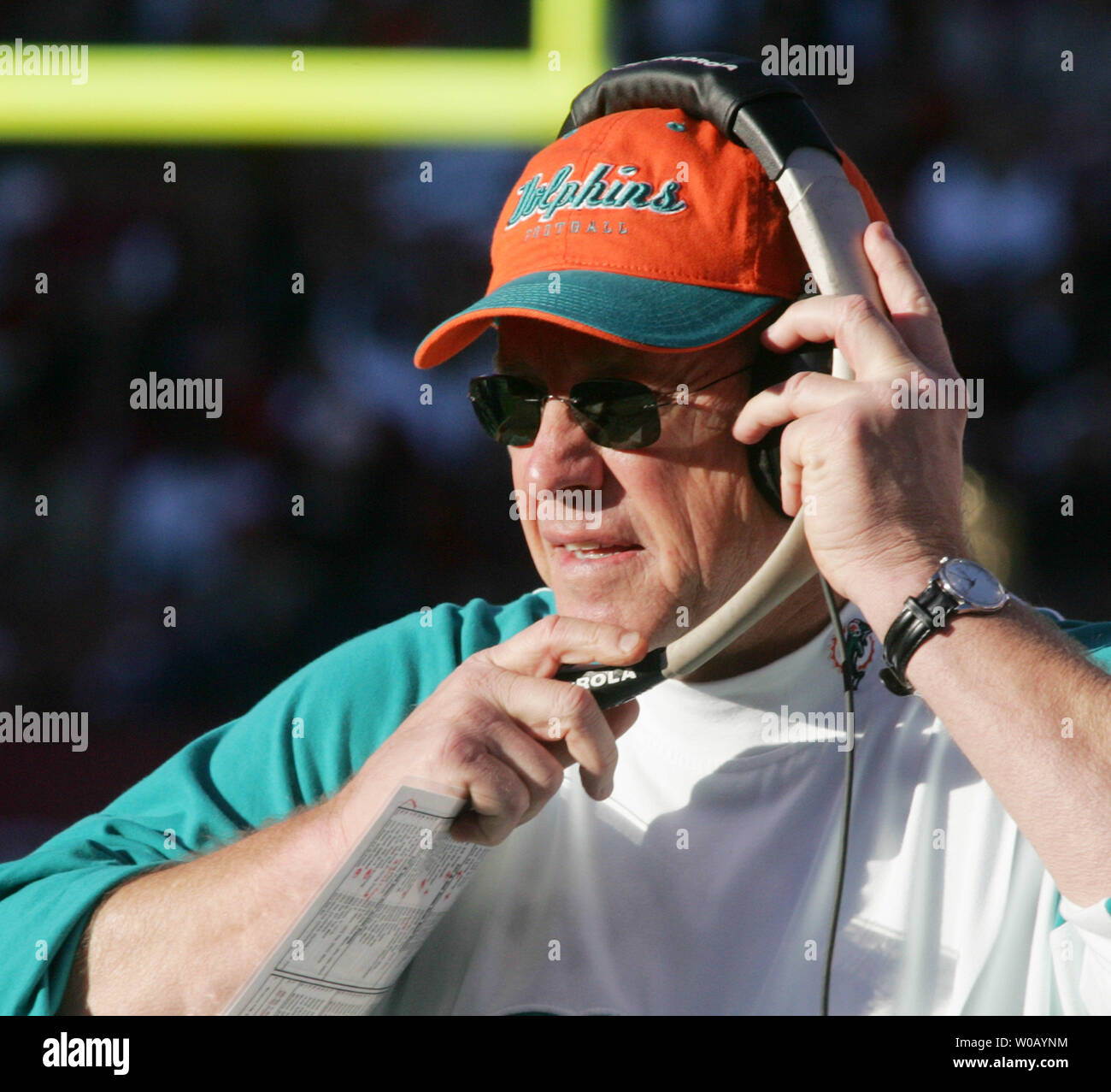 Miami Dolphins interim Head Coach Jim Bates sein Headset passt als ...