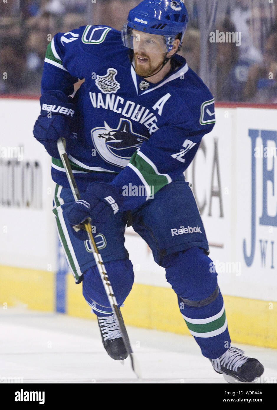 Vancouver Canucks Daniel Sedin sucht den Puck in der ersten Periode ...