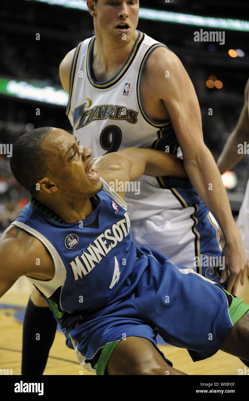 Minnesota Timberwolves Schutz Randy Foye (4) wird durch die Washington ...