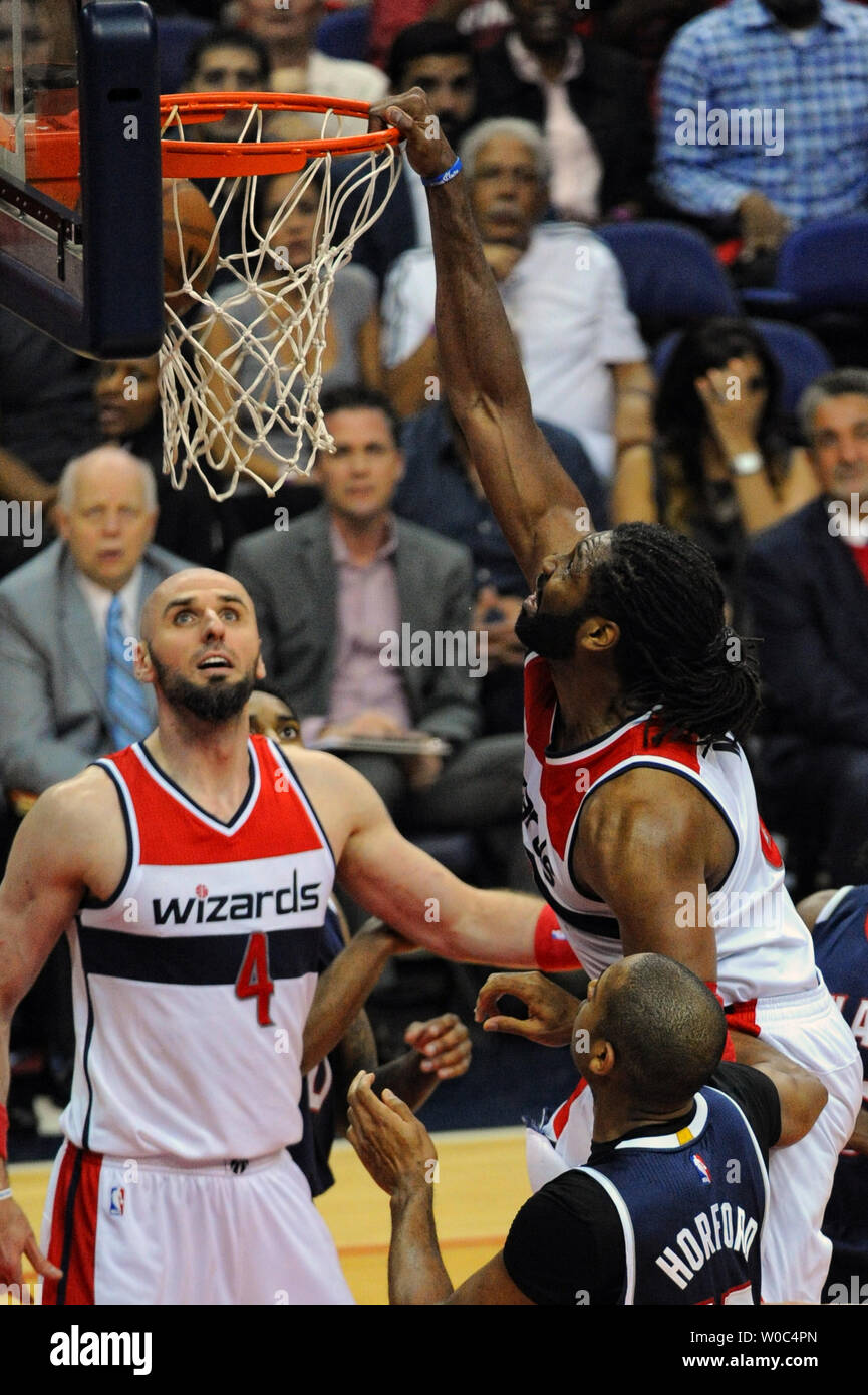 Washington Wizards vorwärts Nene Hilario (42) taucht die Kugel gegen Atlanta Hawks center Al ...