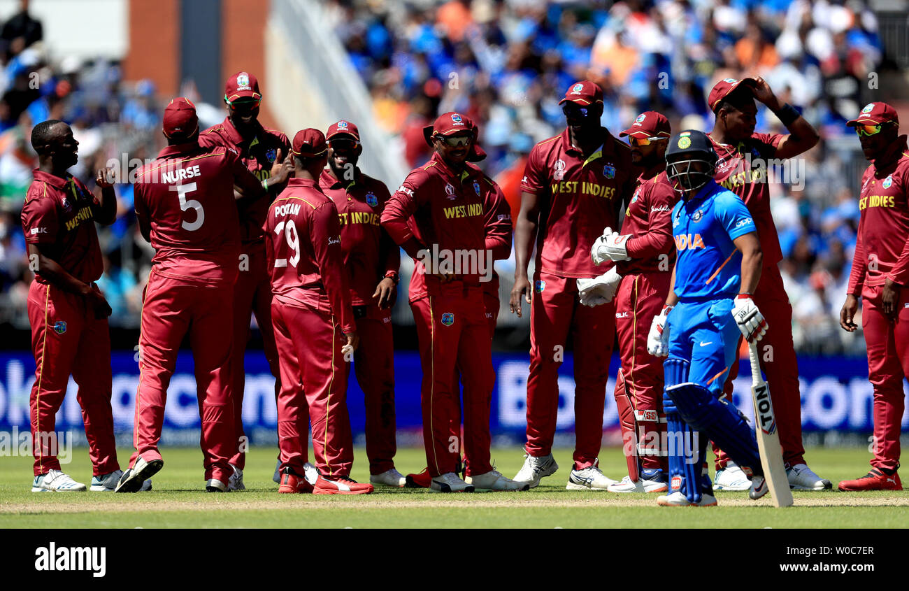 Indiens Kedar Jadhav geht weg von kemar Roach gerollt werden und von ...