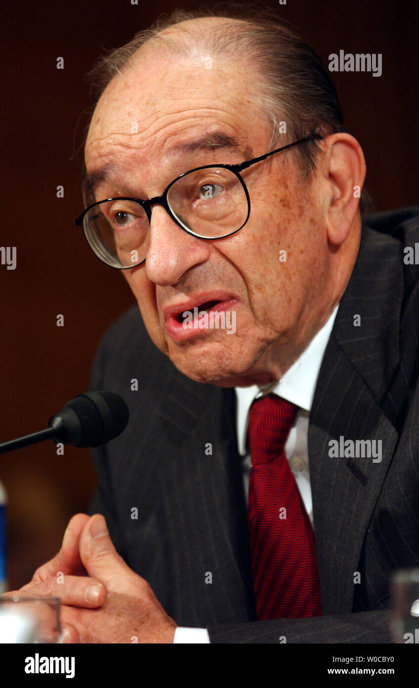 Federal Reserve Chairman Alan Greenspan bezeugt vor dem Bankenausschuss ...