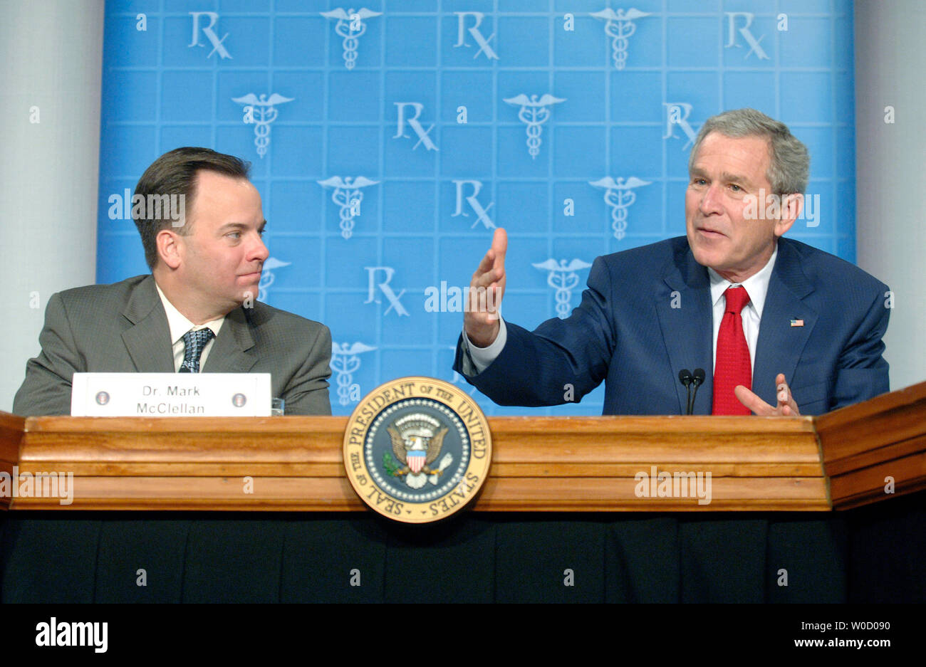 Präsident George W. Bush (R) spricht an der Seite von Kommissar für die ...