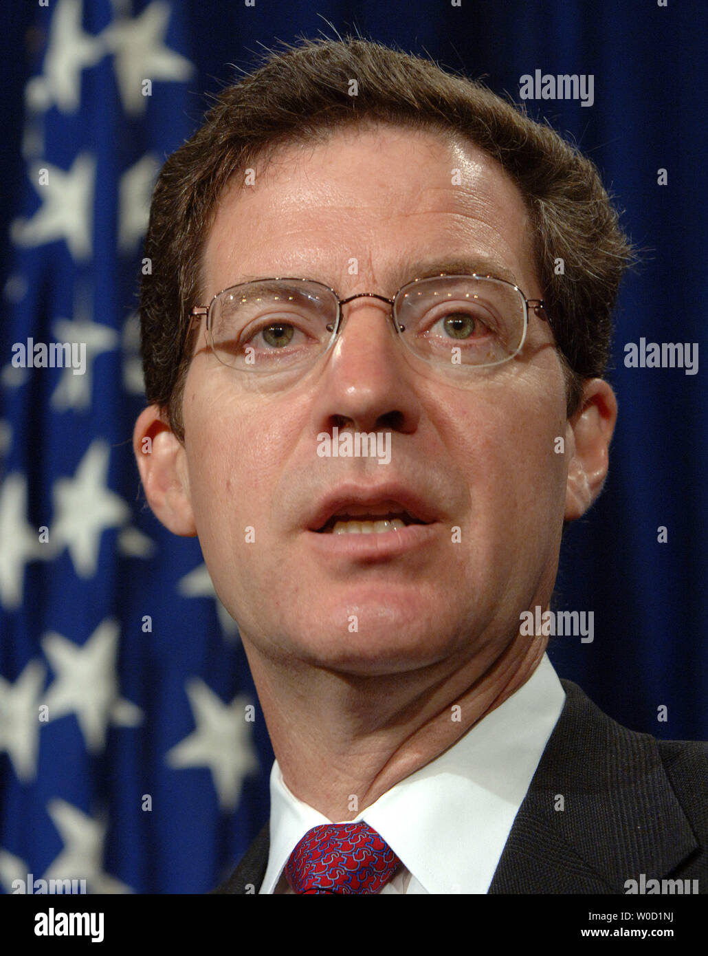Senator Sam Brownback, R-KS, spricht mit Reportern während einer ...