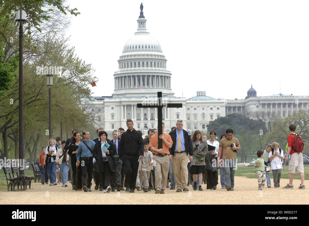 Mike Riconscente trägt ein Kreuz als er Mitchristen während der "Weg ...