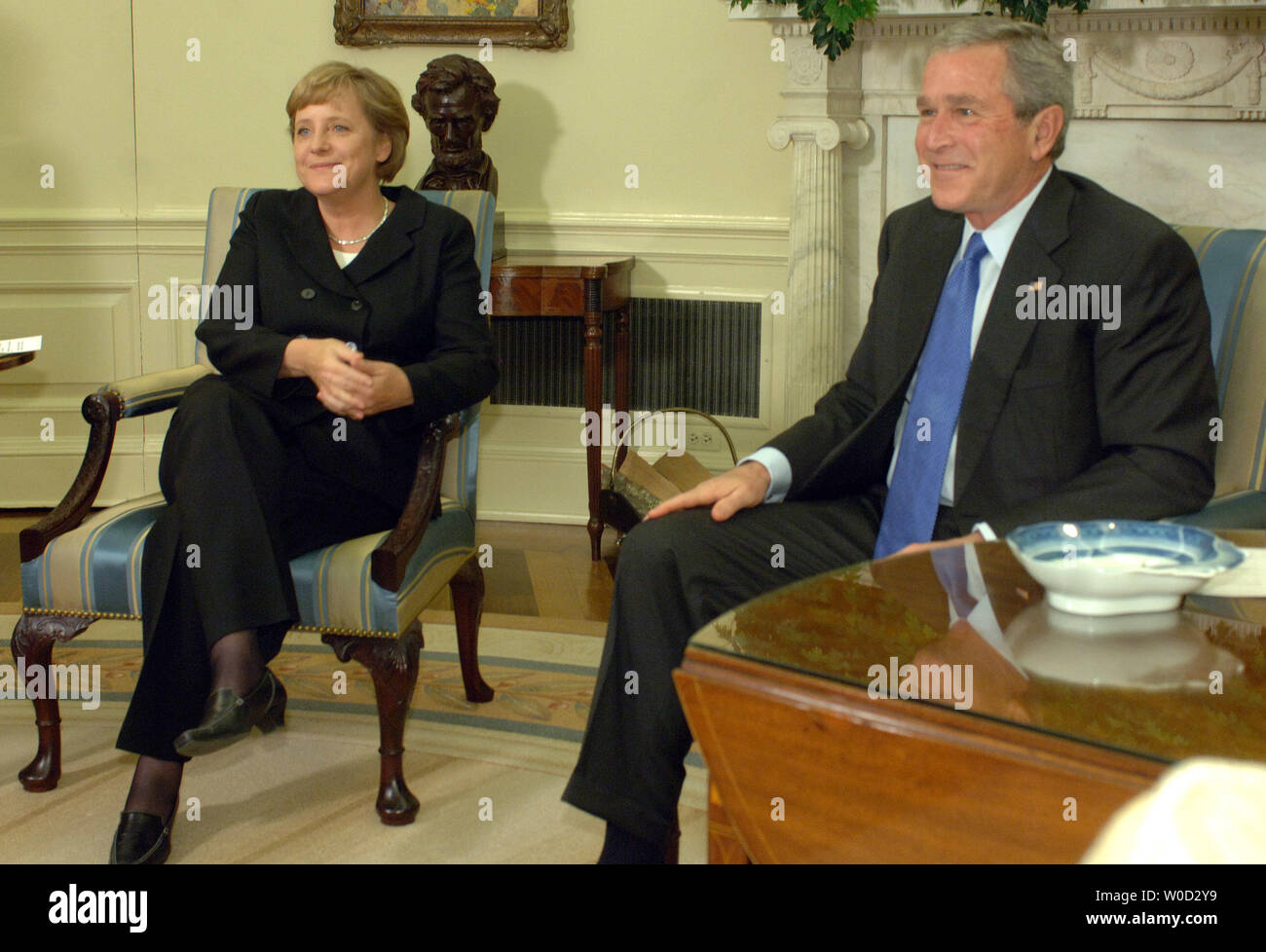 Die deutsche Bundeskanzlerin Angela Merkel mit US-Präsident George W ...