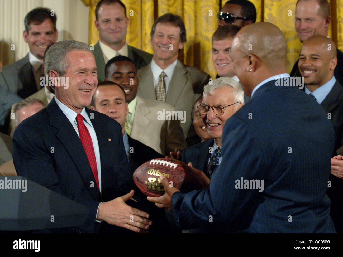Us-Präsident George W. Bush schüttelt Hände mit Pittsburgh Steelers ...