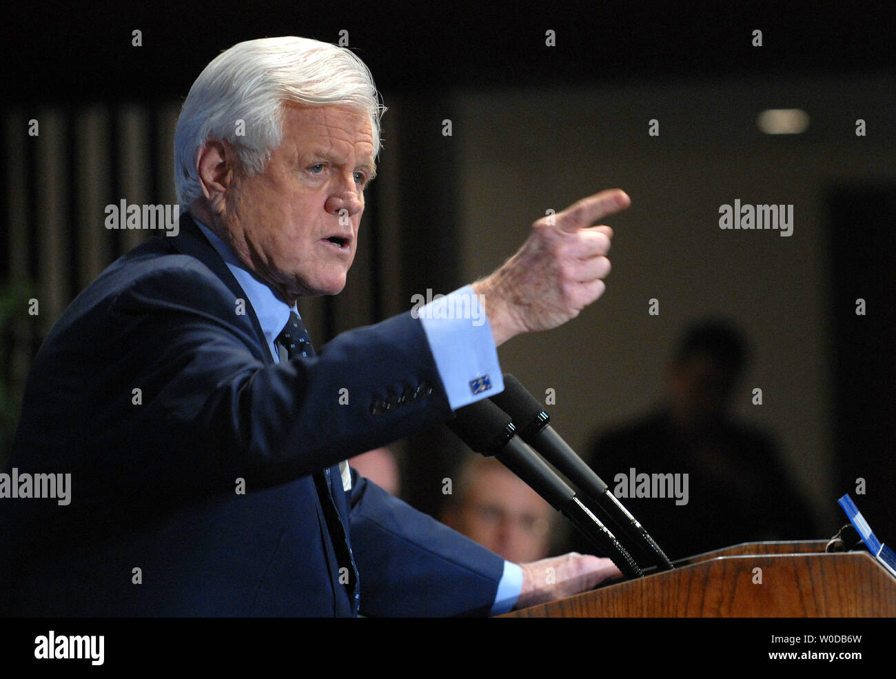 Senator Edward Kennedy, D-MA, wendet sich gegen Pläne, mehr Truppen in ...