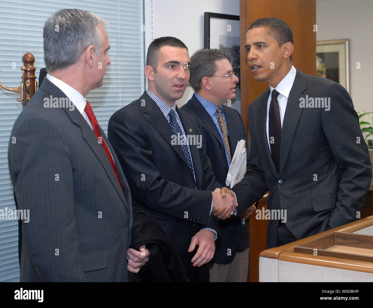 Senator Barack Obama, D-IL, grüßt Jon Soltz (C) und anderen Veteranen ...