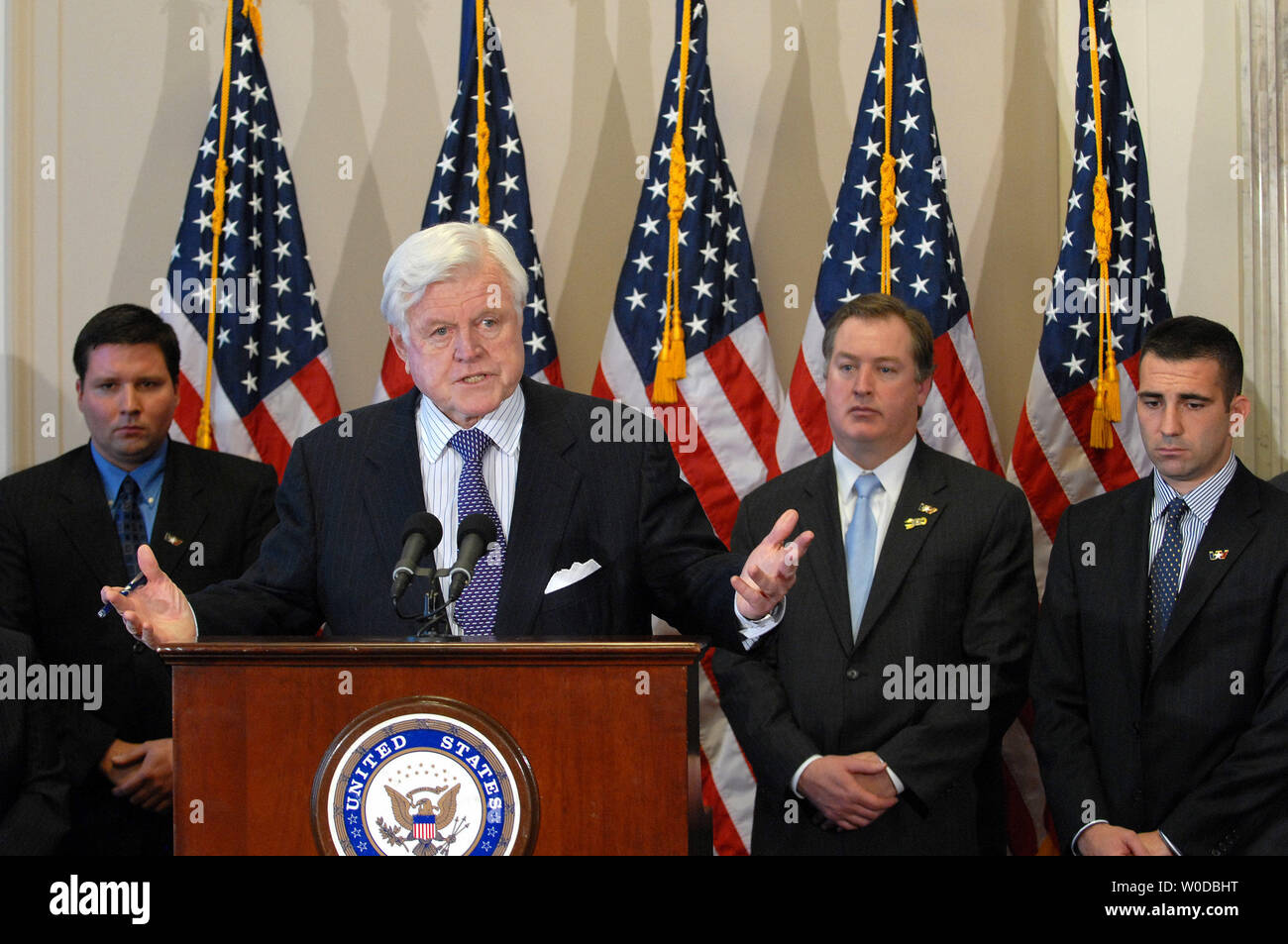 Senator Edward Kennedy (2 l), D-MA, spricht während einer ...