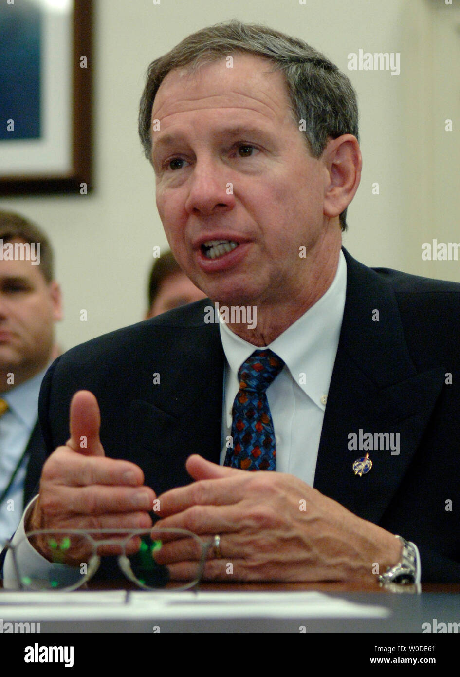 NASA-Administrator Michael Griffin bezeugt vor einem House ...
