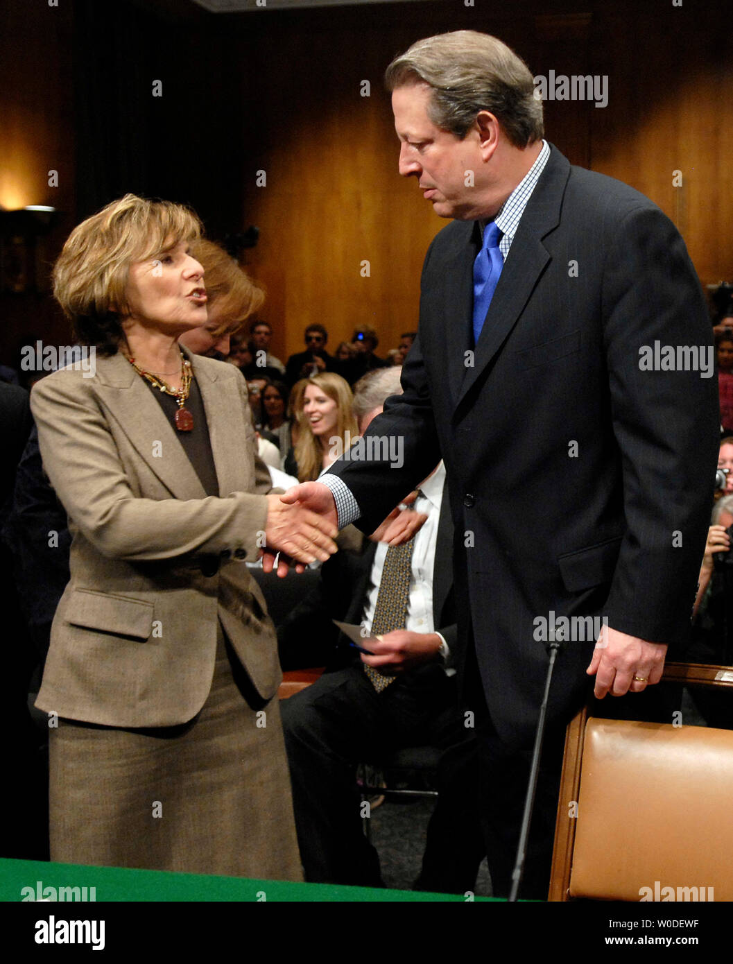 Der ehemalige Vizepräsident Al Gore begrüßt Senator Barbara Boxer (D-CA ...