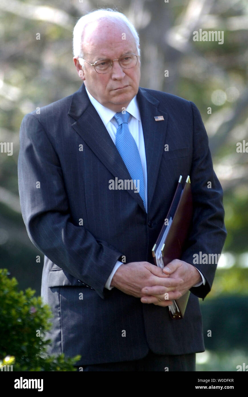 Us-Vizepräsident Dick Cheney hört, als US-Präsident George W. Bush ...