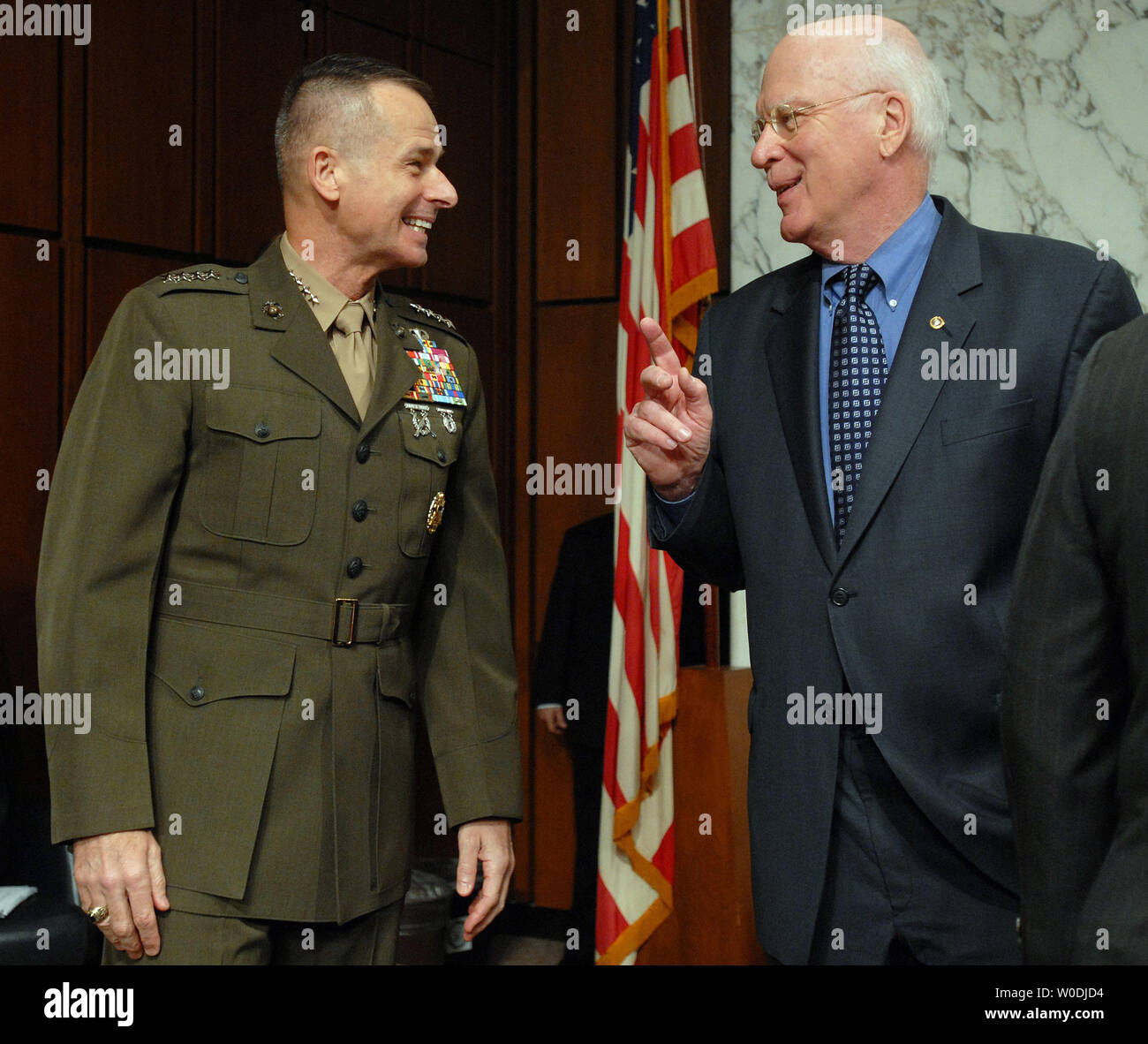Senator Patrick Leahy (D-VT) (R) Chats mit Vorsitzende des Generalstabs ...
