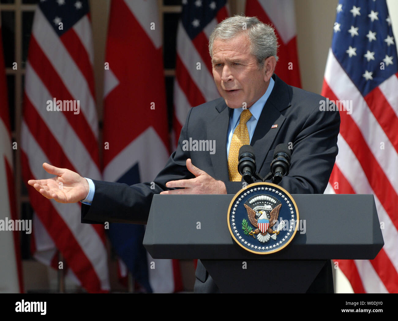 Us-Präsident George W. Bush spricht zu den Medien im Rosengarten des ...