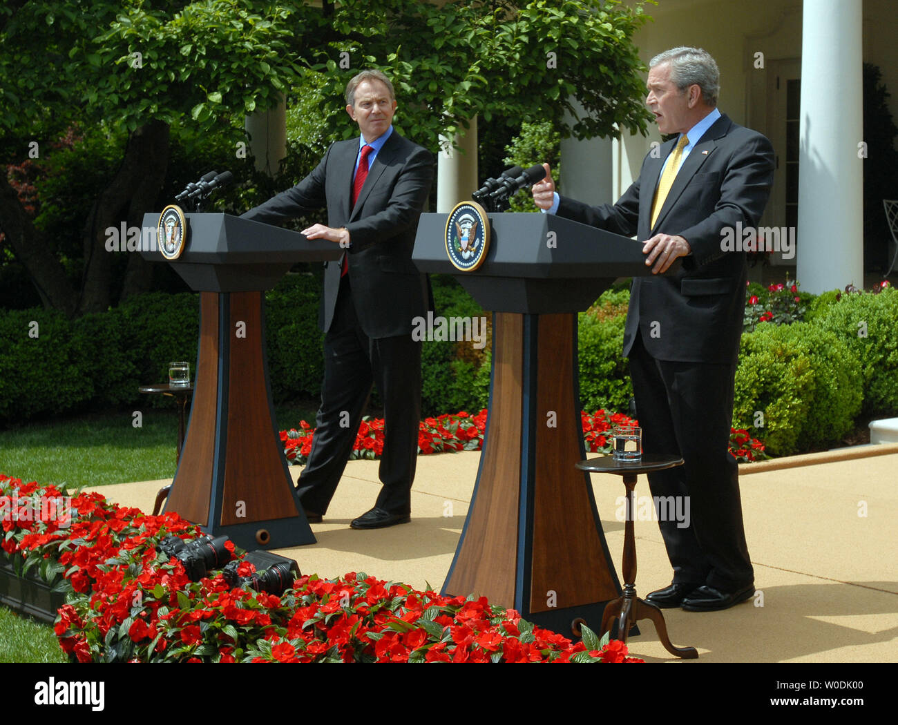 Us-Präsident George W. Bush (R) und der scheidende Britische ...