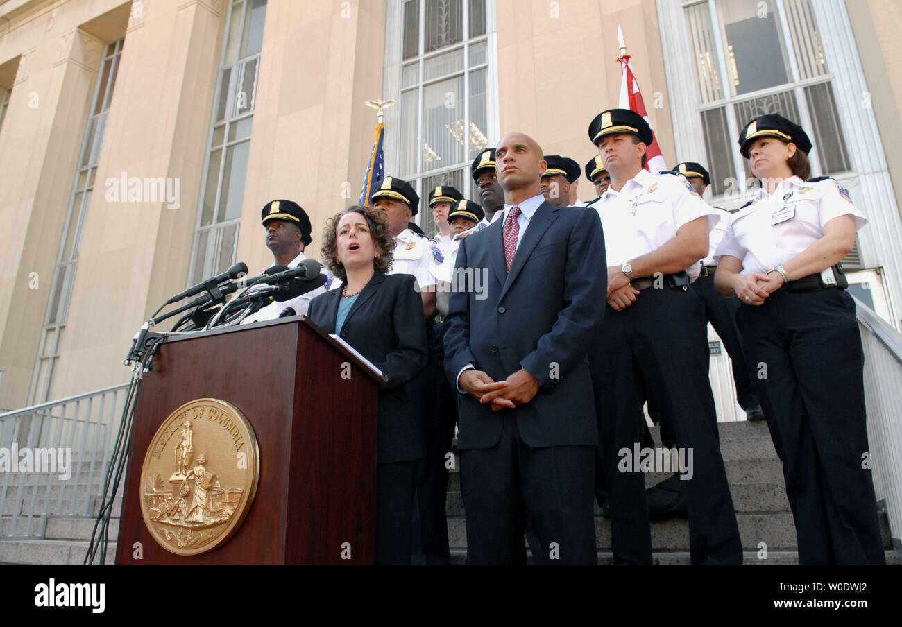 D.C. Attorney General Linda Singer und D.C. Bürgermeister Adrian Fenty ...
