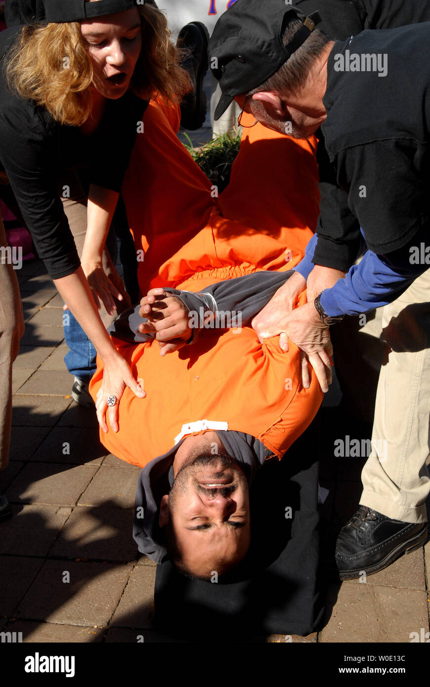 Folter waterboarding protest -Fotos und -Bildmaterial in hoher ...