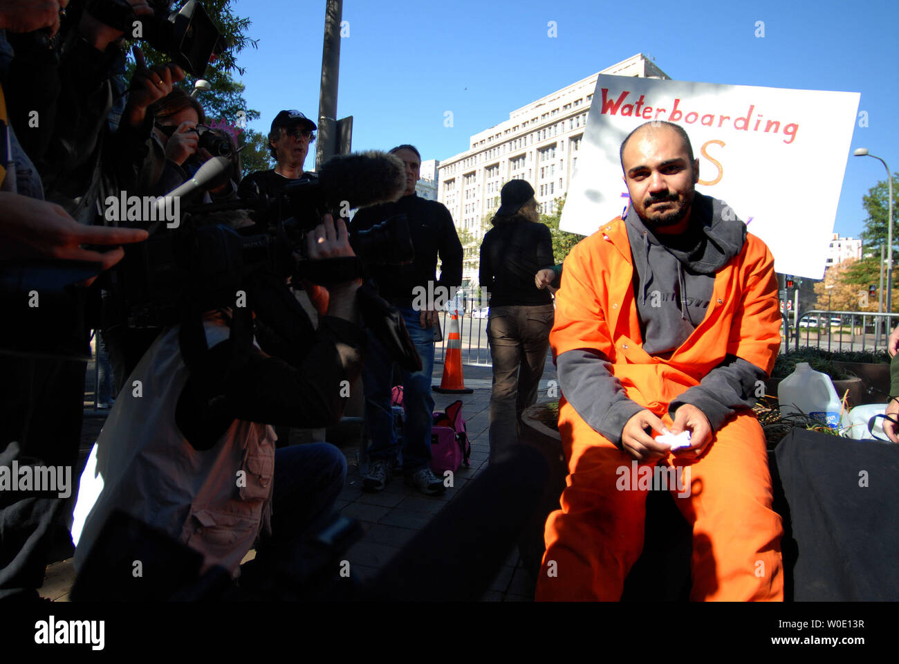 Anti-folter Aktivist Maboud Ebrahimzadeh spricht mit den Medien nach ...