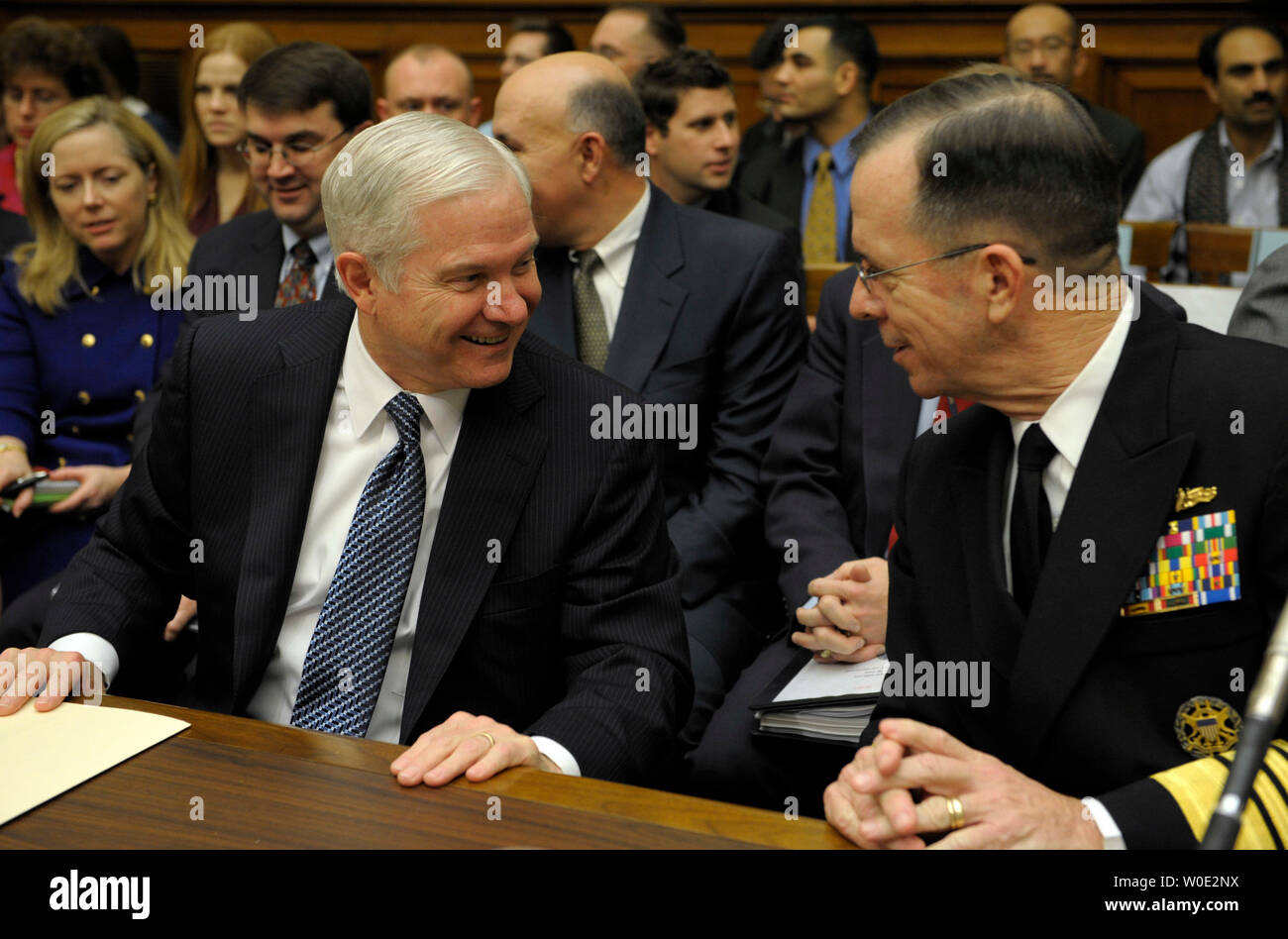 Verteidigungsminister Robert Gates (L) und Vorsitzende des Generalstabs ...