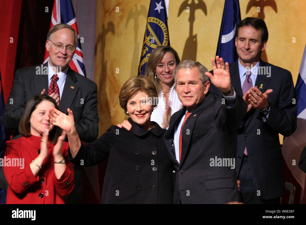 Us-Präsident George W. Bush und First Lady Laura Bush wave, die das ...