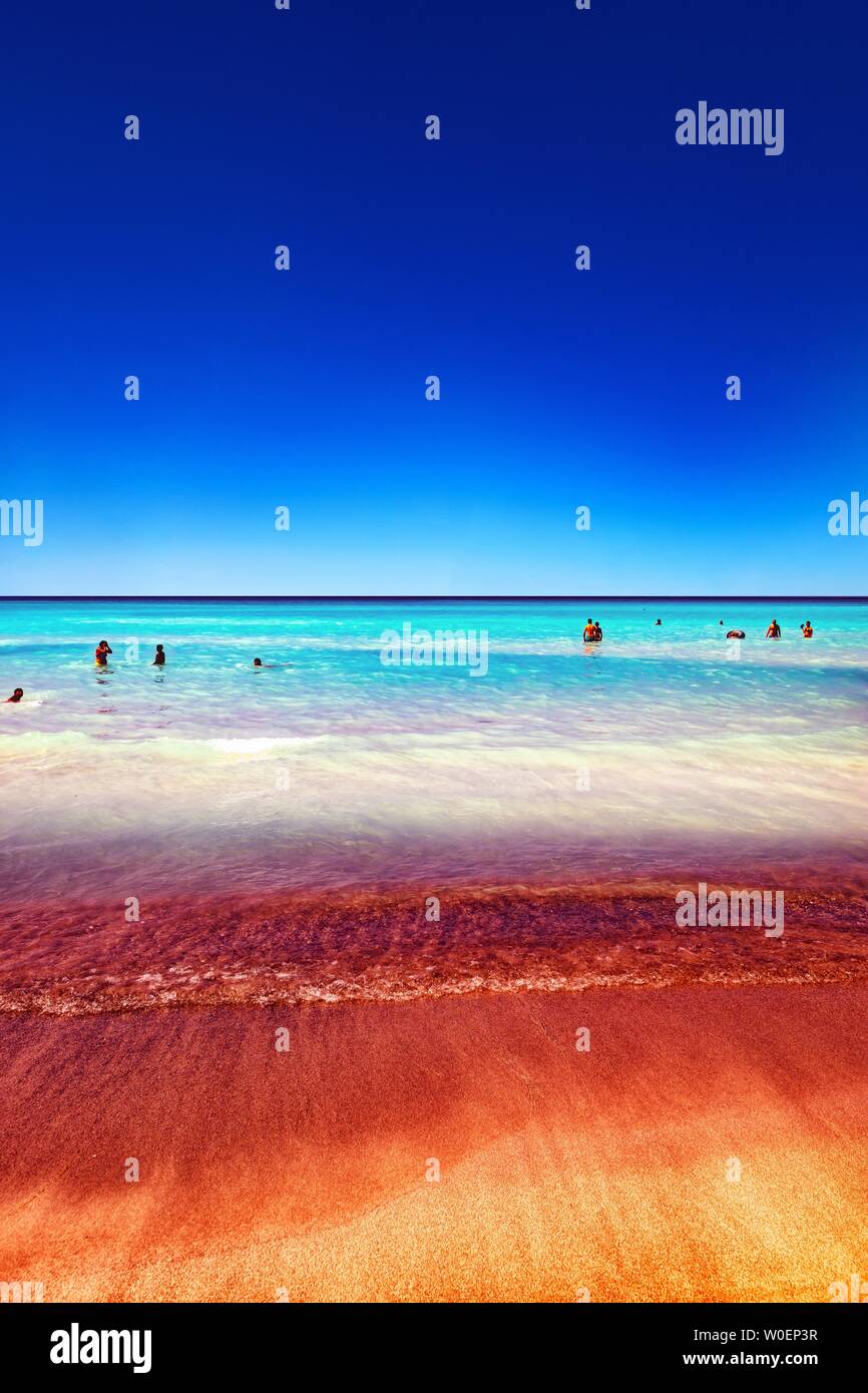 Ansicht der Badenden im Meer mit Natron, Rosignano Solvay Vada, Livorno ...