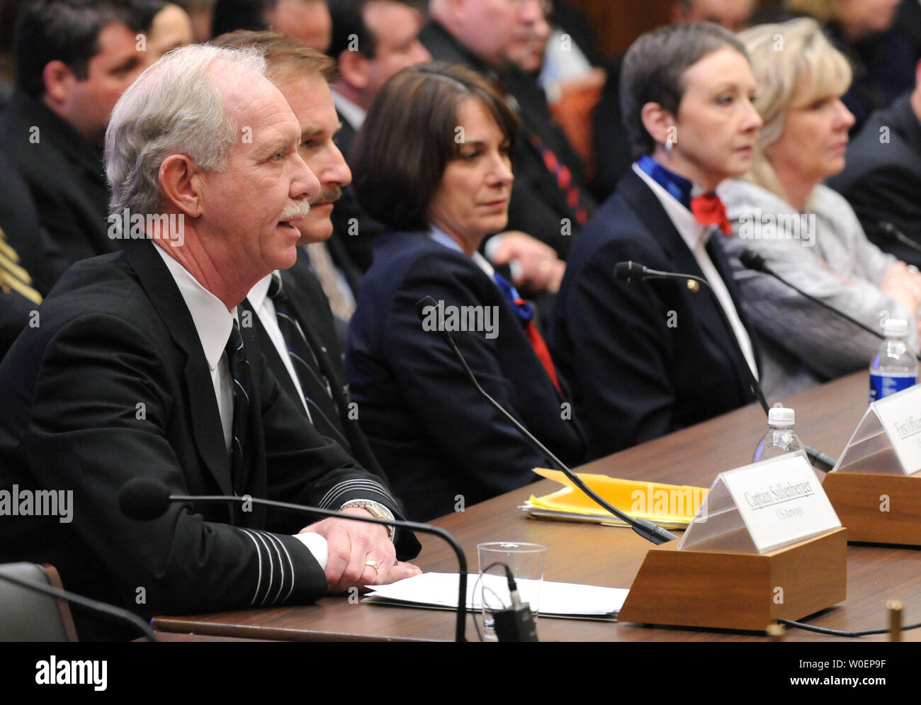 First officer jeffrey skiles crew -Fotos und -Bildmaterial in hoher ...