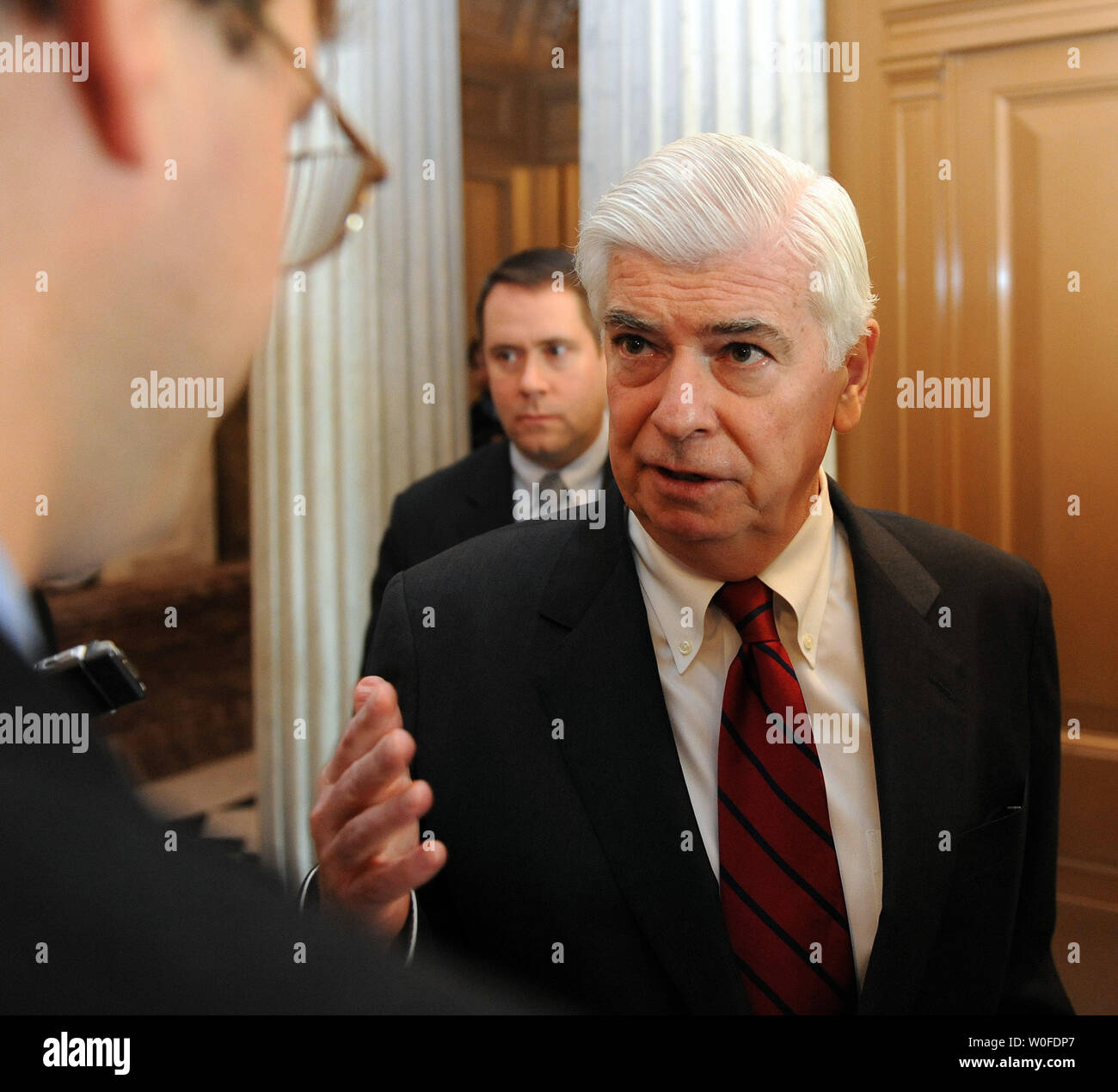 Senator Christopher Dodd, D-CT, spricht mit Reportern nach einer Reihe ...