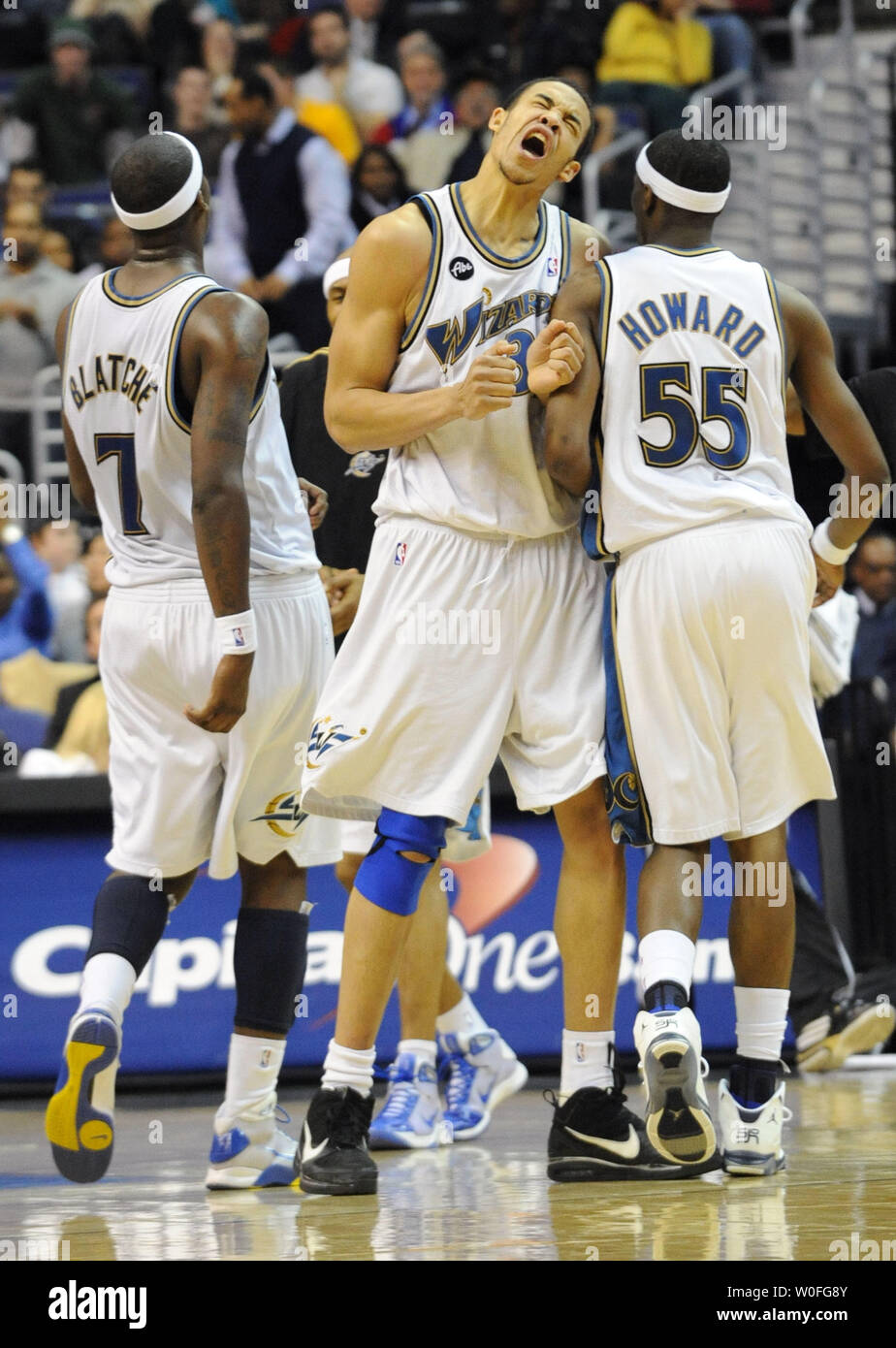 Washington Wizards JaVale McGee (C) gratuliert Mannschaftskameraden ...