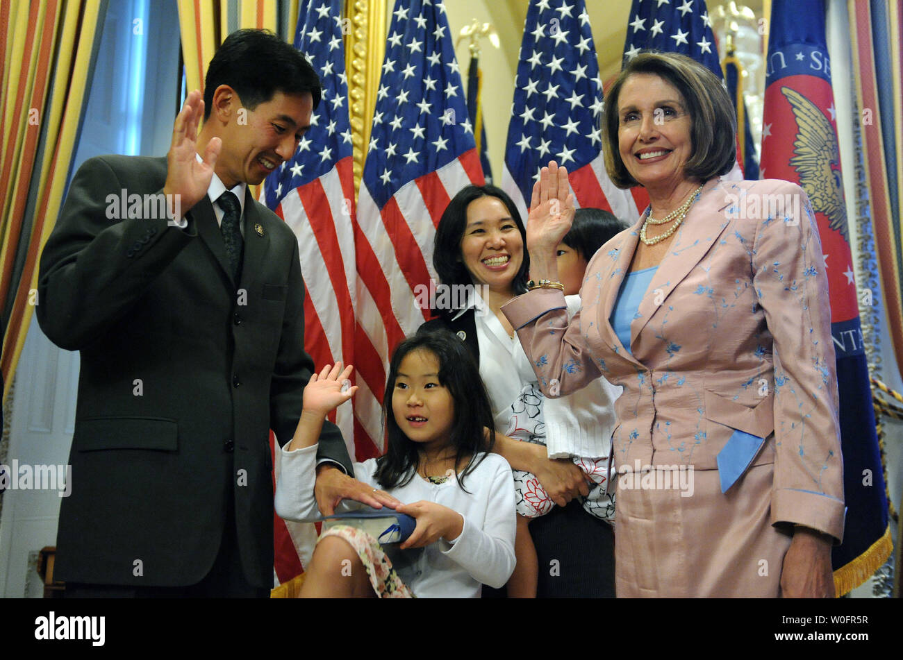 Victoria Djou, 7, imitiert sie Vater Rep. Charles Djou (R-HI), wie er ...