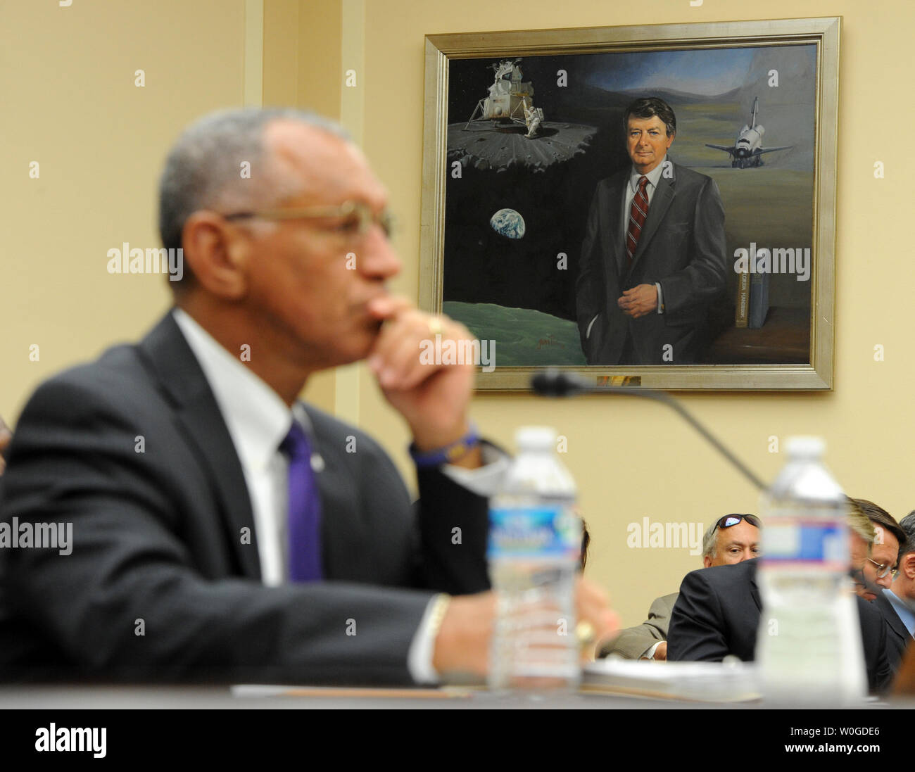 NASA-Administrator Charles Bolden Jr. wartet, bevor das Haus der ...