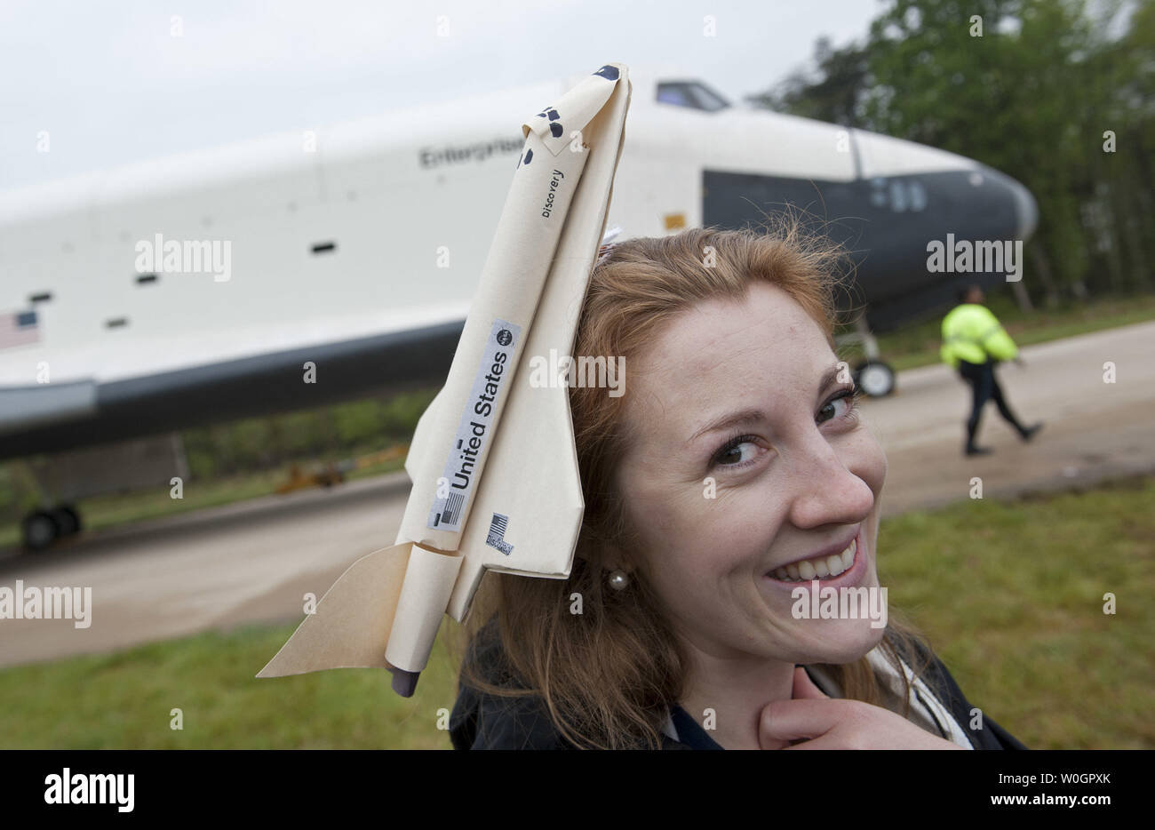 Katherine Watson lächelt, als sie neben der Space Shuttle Enterprise ...