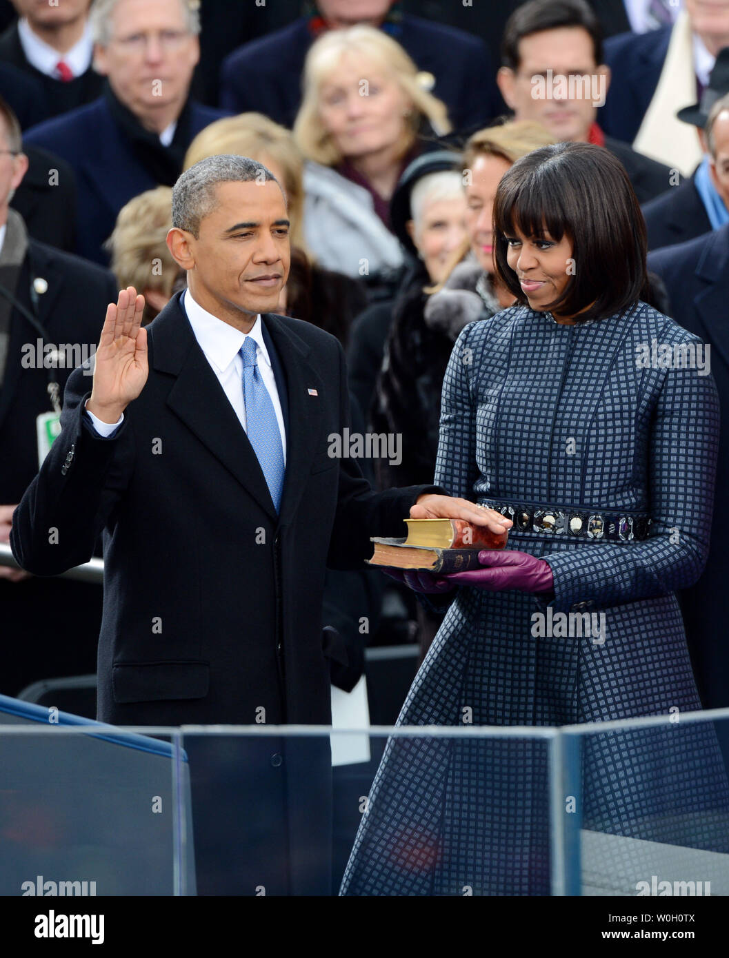 First Lady Michelle Obama steht mit US-Präsident Barack Obama, als er ...