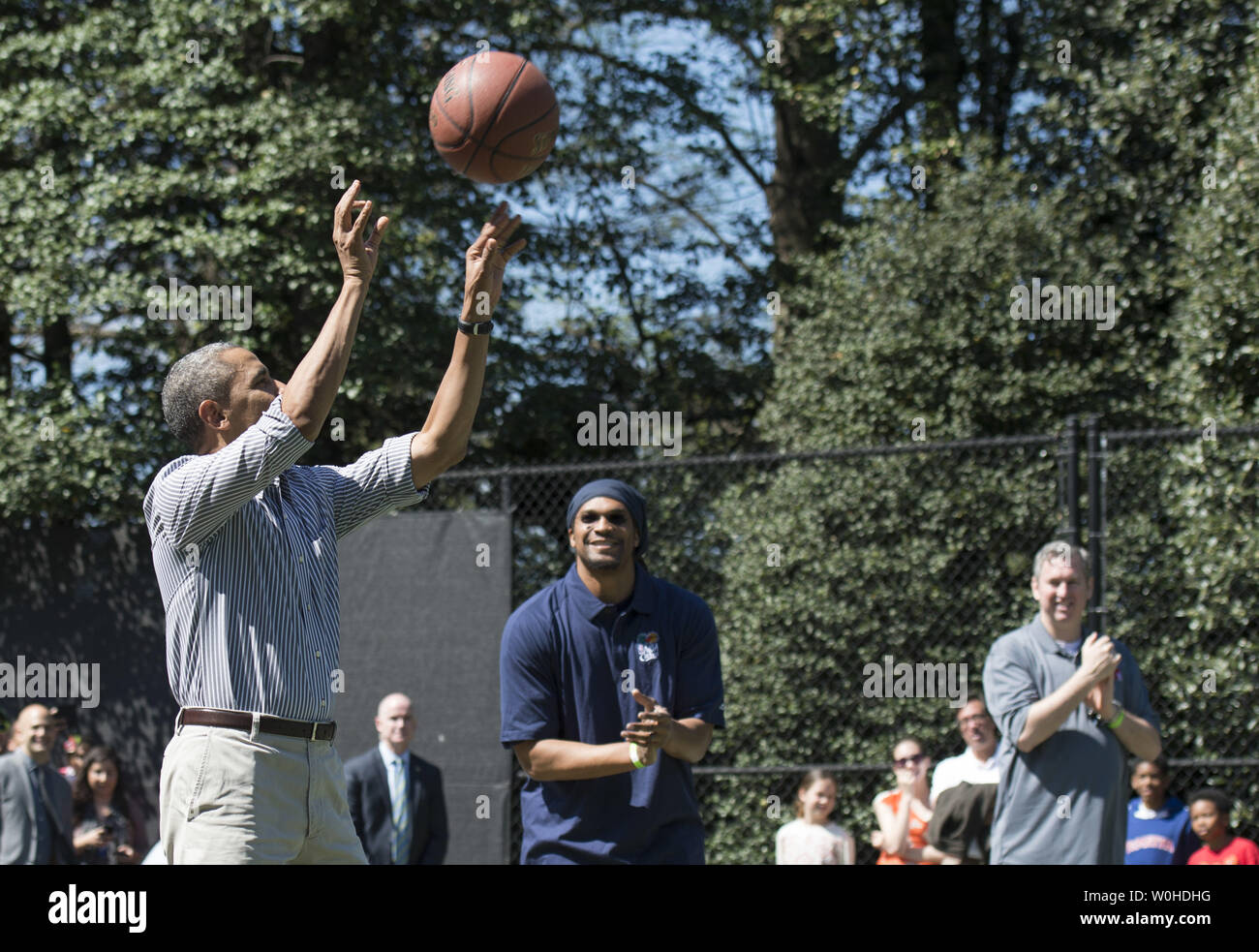 Präsident Barack Obama schießt einen Korb, als er Basketball mit ...