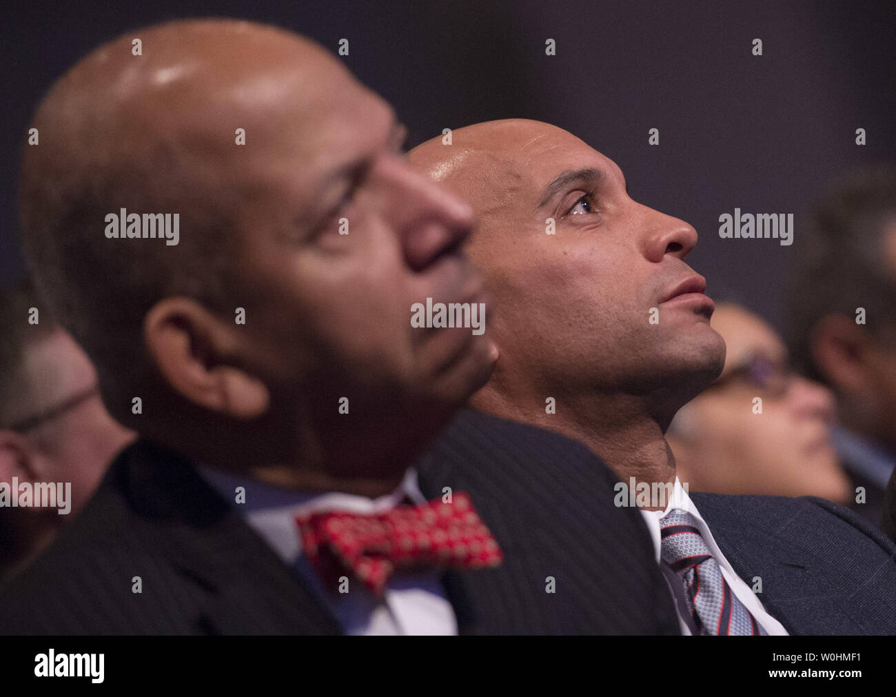 Ehemalige Washington, D.C. Bürgermeister Adrian Fenty (R) und Anthony ...