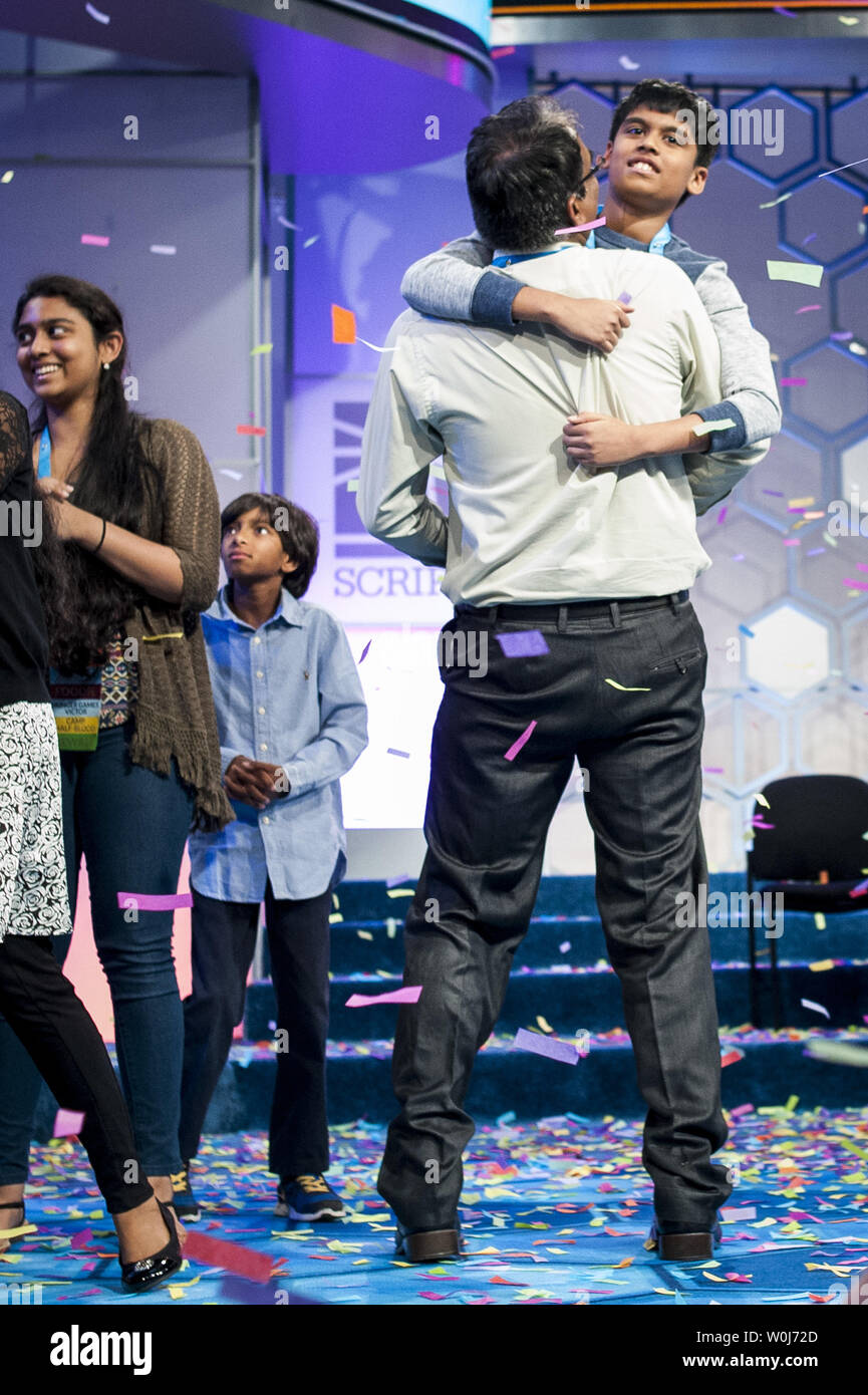 Nihar Saireddy Janga, 11, von Austin, TX, seine umarmte von seinem Vater nach genannt werden Co ...