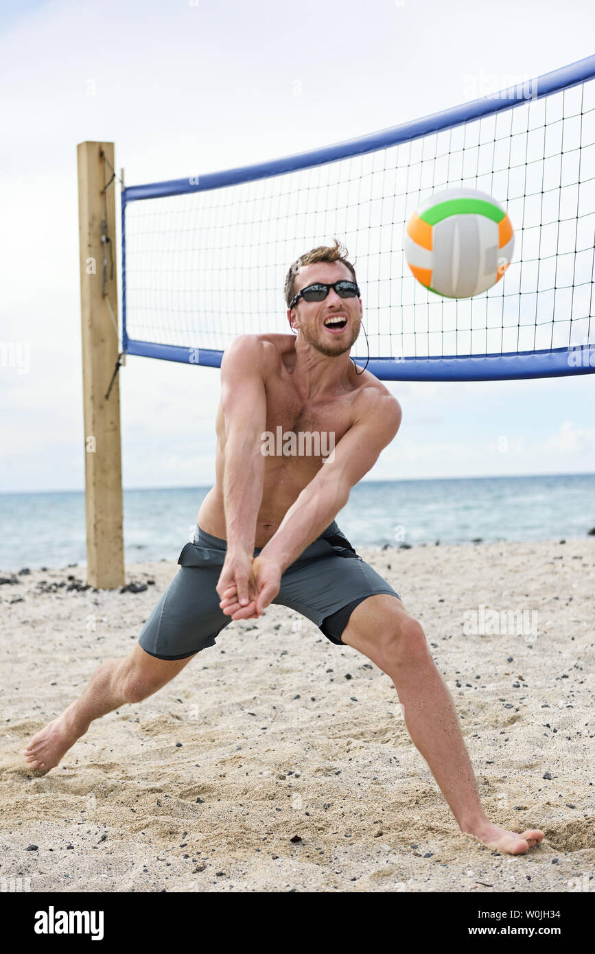 Man play beach volleyball male -Fotos und -Bildmaterial in hoher ...