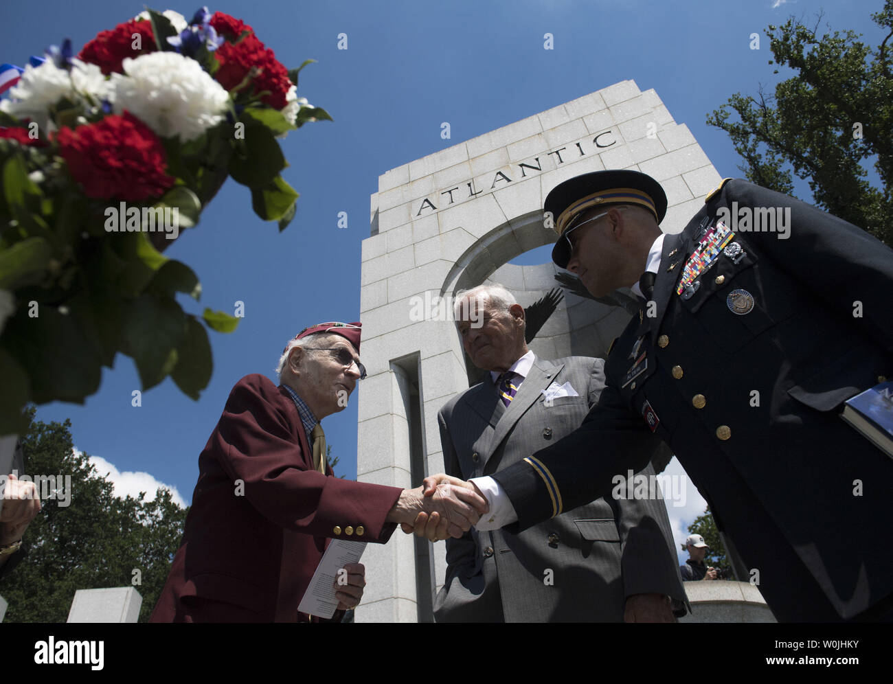 Weltkriegveteran Eli Linden (L) schüttelt Hände mit Armeeoberst Jayson ...