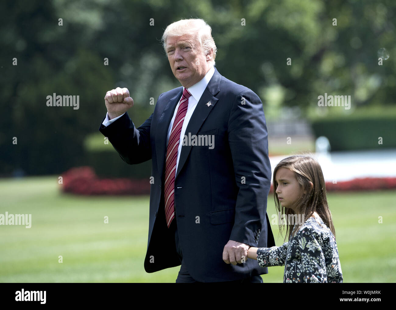 Präsident Donald Trump hält die Hände mit seiner Enkelin Arabella Rose ...