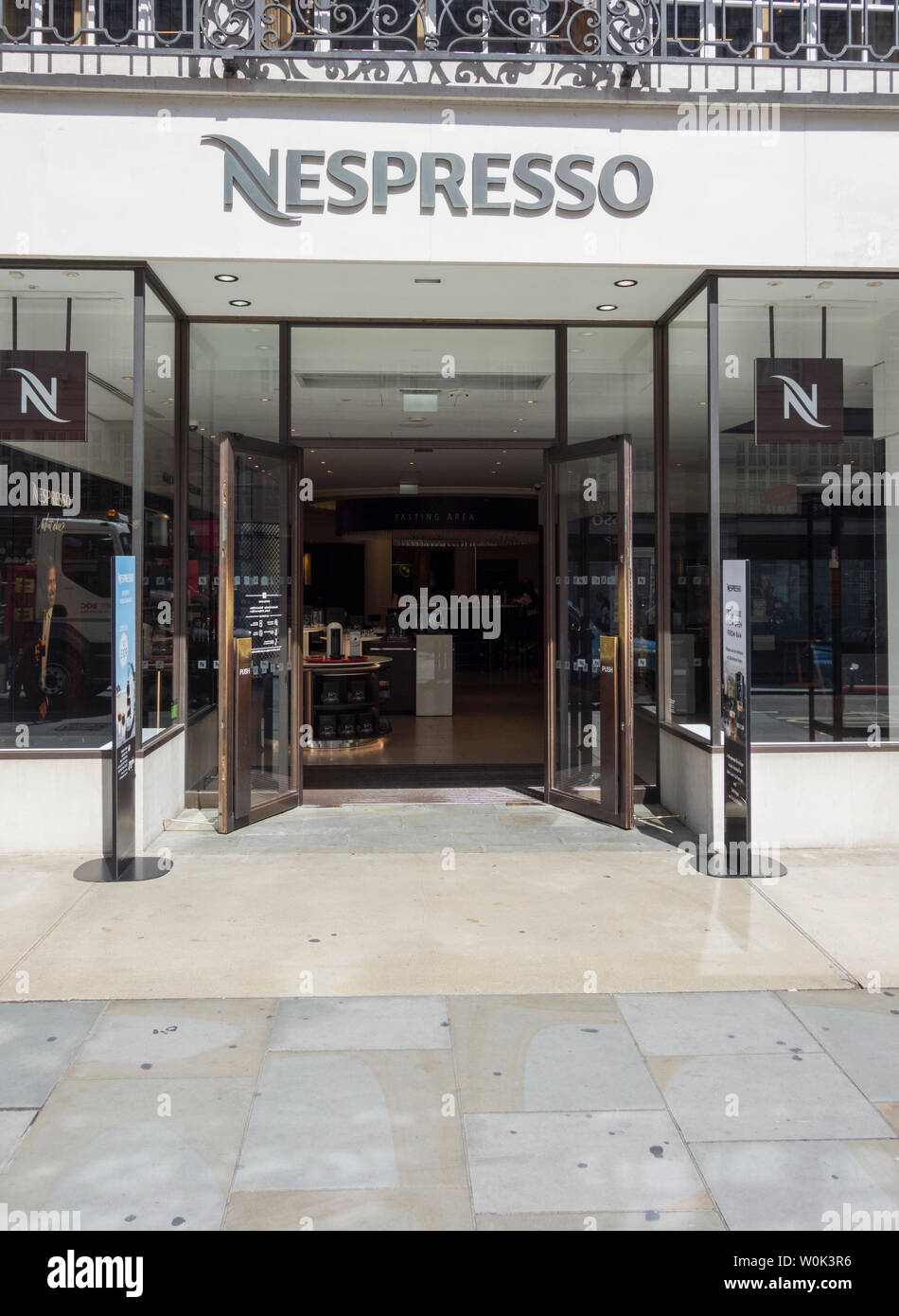 Nespresso flagship store -Fotos und -Bildmaterial in hoher Auflösung – Alamy