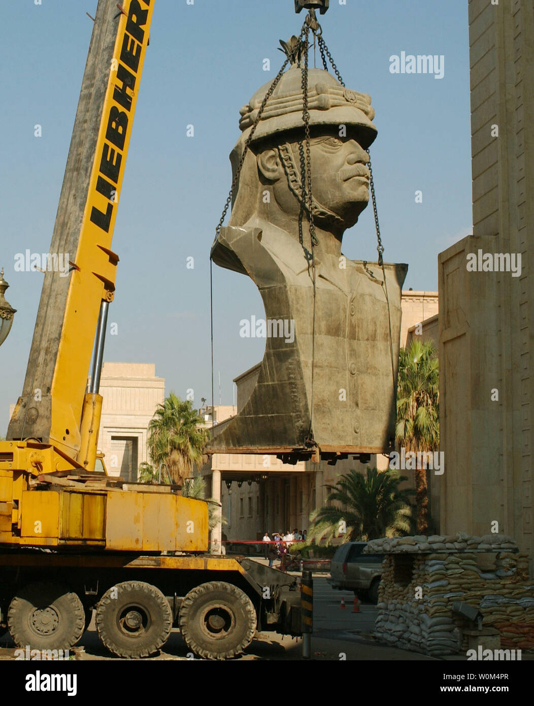 Saddam hussein statue 2003 -Fotos und -Bildmaterial in hoher Auflösung ...