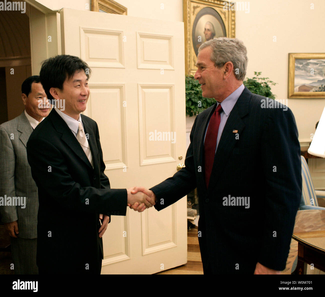 Präsident George W. Bush begrüßt Kang Chol-hwan im Oval Office am 13 ...